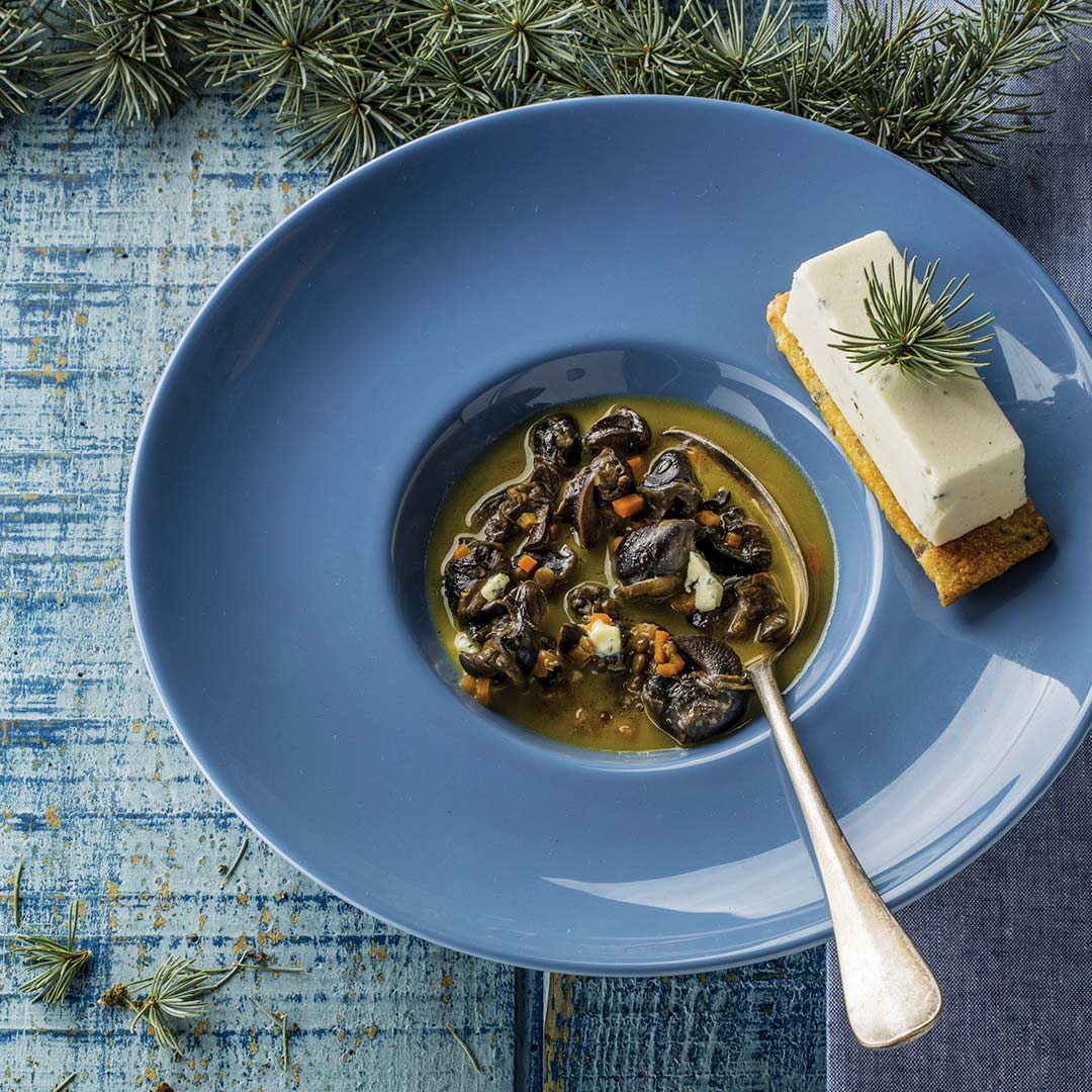 Sablé au Bleu d'Auvergne et sapin de Margeride en bouillon d'escargots ...